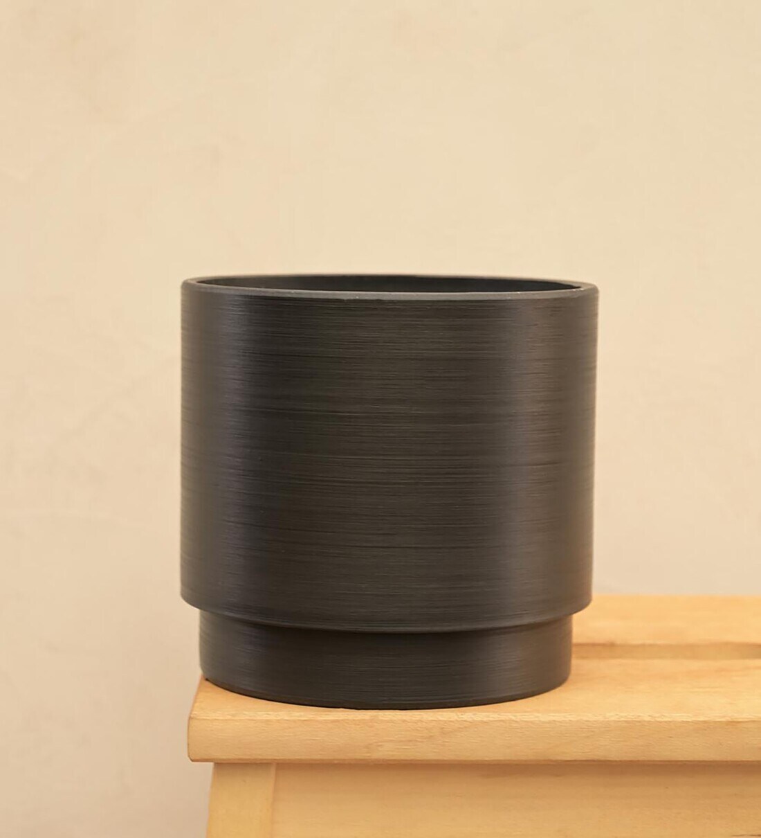 Buy Black Plastic Oslo Medium Desk Pot at 42% OFF by Ugaoo | Pepperfry